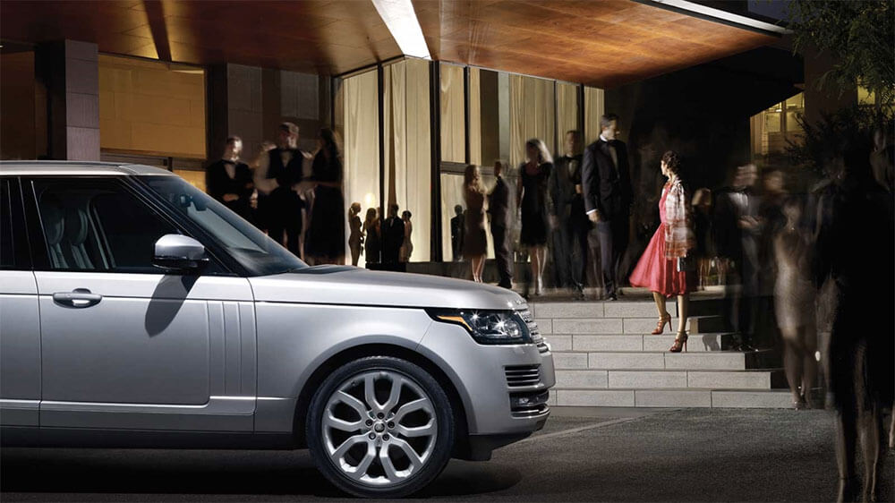 The 2017 Land Rover Range Rover Maximizes Luxury and Performance