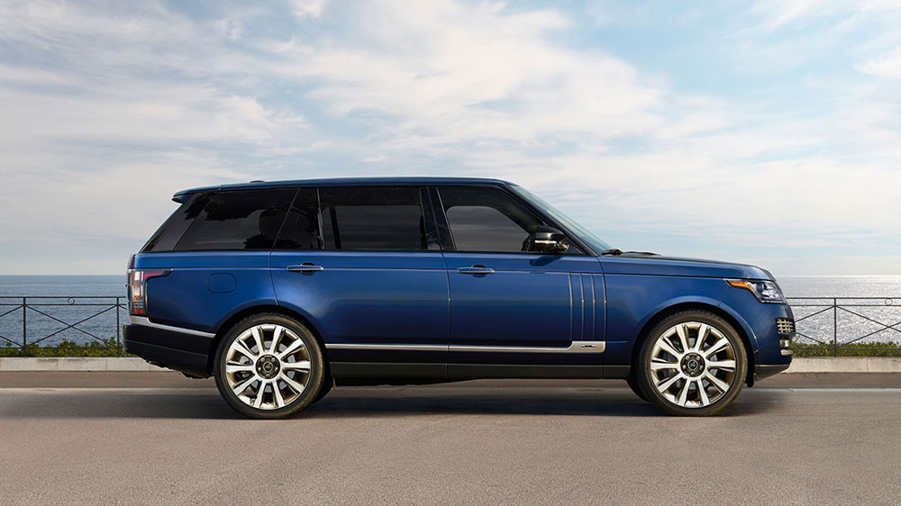 The 2017 Land Rover Range Rover Maximizes Luxury and Performance
